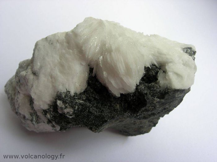 Barytine (ou barite) - Volcanologie Minéralogie