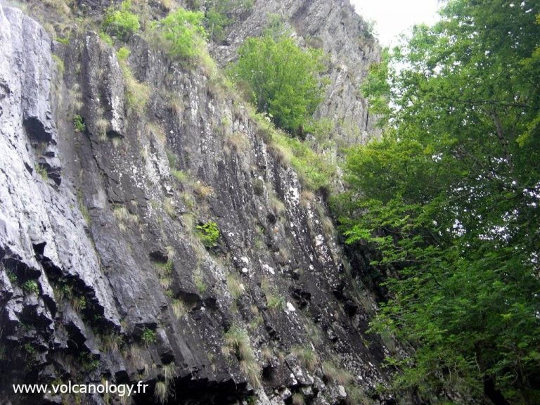 Orgues basaltiques (cascade de Faillitoux – Cantal) - Volcanologie ...